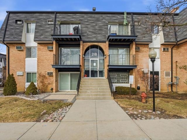 Palatine 1 Bedroom with Balcony, Pool & Included Utilities