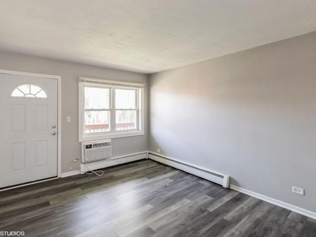 Palatine Park Apartments 2 Bedroom Apartment for Rent at 410 W Palatine Rd, Palatine, IL 60067