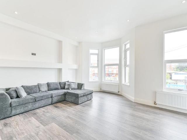 Palermo Road, NW10, Kensal Green. 3 bed flat to rent £3,800 pcm £877 pw