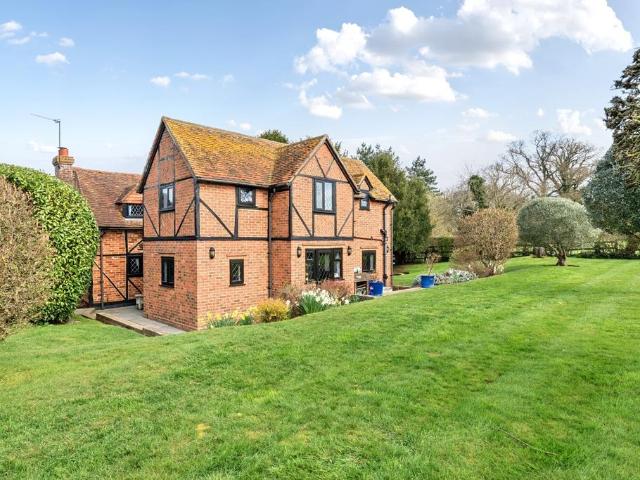 Paley Street Maidenhead SL6 3 bed cottage to rent £3,000 pcm £692 pw