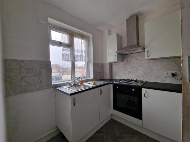 Palgrave Avenue, Southall 2 bed flat to rent £1,750 pcm £404 pw