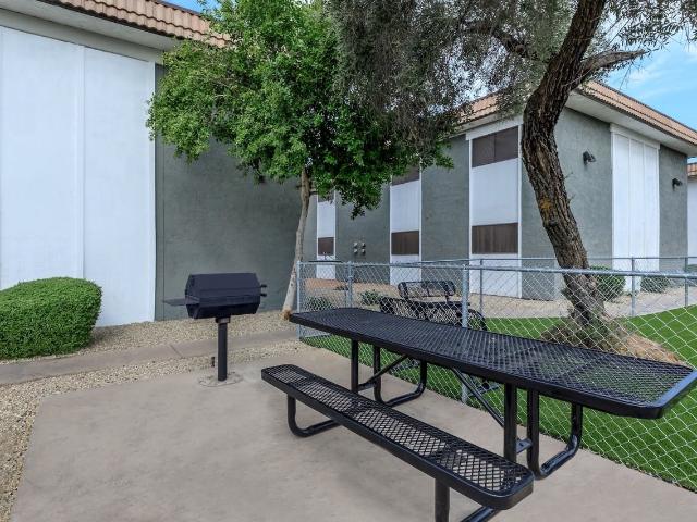 Palisade Park Aparments 2 Bedroom Apartment for Rent at 3001 N Black Canyon Hwy, Phoenix, AZ 85015