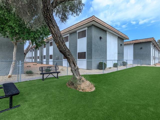Palisade Park Aparments 2 Bedroom Apartment for Rent at 3001 N Black Canyon Hwy, Phoenix, AZ 85015