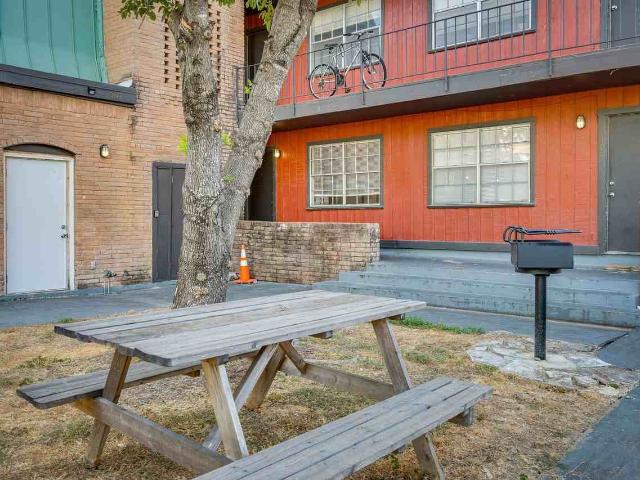Palisades 2 Bedroom Apartment for Rent at 307 307 & 311 East 31st, Austin, TX 78705 North University