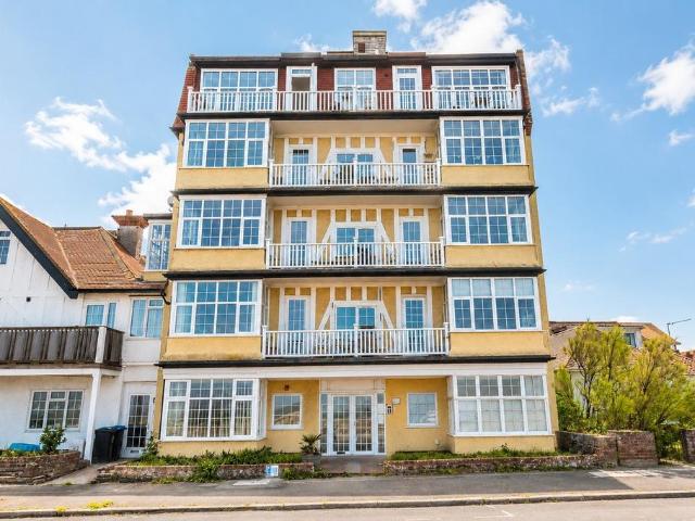 Palm Bay Court, 11 Palm Bay Avenue. 2 bed flat to rent £1,000 pcm £231 pw