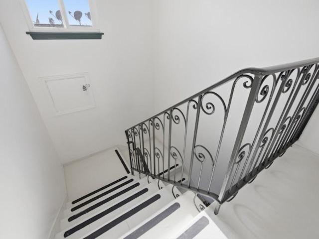 Palm Court Apartments Studio Apartment for Rent at 101 Cherry Ave, Long Beach, CA 90802 Bixby Park