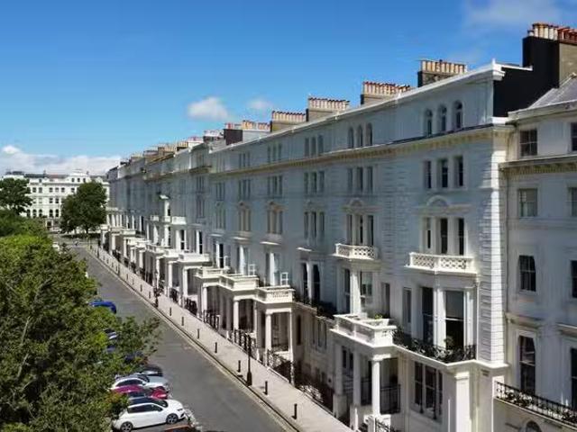 Palmeira Square, Hove, BN3 1 bed flat for sale £425,000