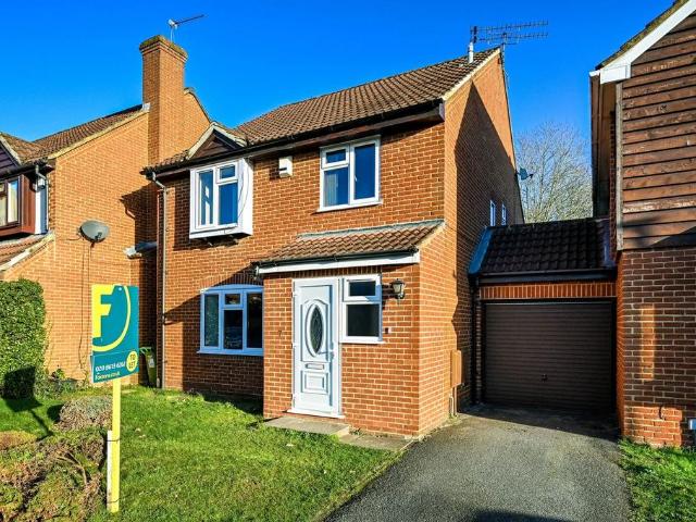 Palmerston Avenue, Langley, Slough, SL3 3 bed detached house to rent £2,400 pcm £554 pw