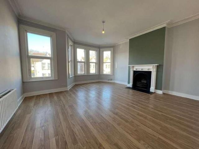 Palmerston Crescent, N13