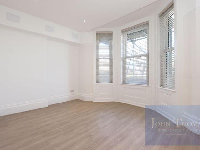 Palmerston Road, Buckhurst Hill IG9 2 bed apartment to rent £1,700 pcm £392 pw