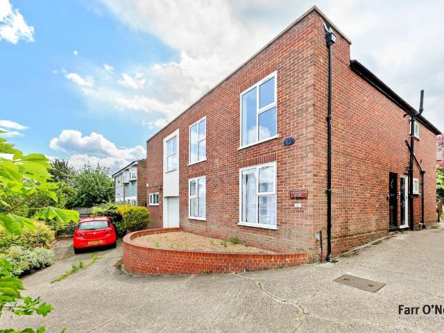 Palmerston Road, Buckhurst Hill IG9, 2 bed flat to rent, £1,900 pcm | PrimeLocation