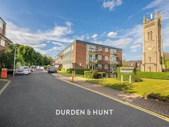 Palmerston Road, Buckhurst Hill, IG9 3 bed apartment for sale.