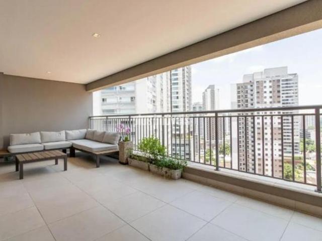 partamento de 154 m² no 10º andar do condomínio Skyline Jockey, localizado no Butantã