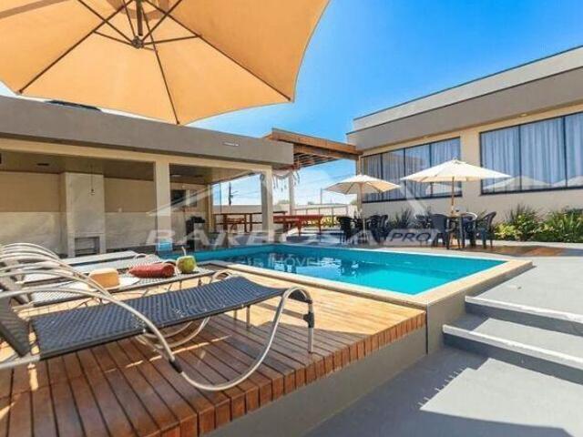 Para venda casa com piscina em condomínio vista para o lago em Caldas Novas