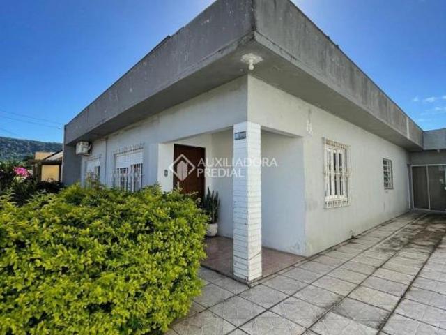 Para viver bem! Casa com 3 quartos, pomar e excelente localização em Osório