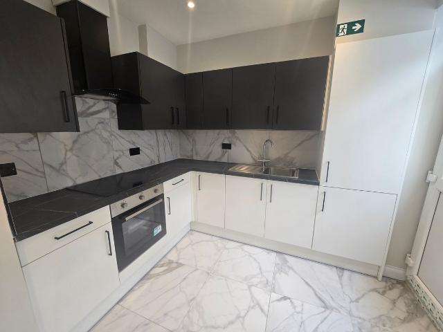 Parade Mansions, Watford Way, London NW4, 4 bed flat to rent, £2,300 pcm | PrimeLocation