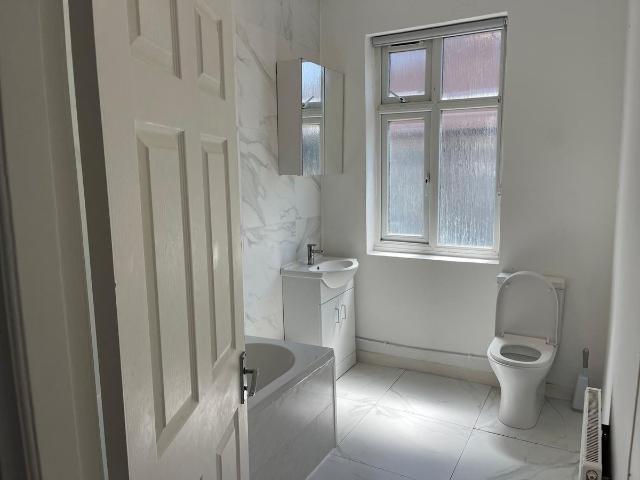 Parade Mansions, Watford Way, London NW4, 2 bed flat to rent, £1,695 pcm | PrimeLocation