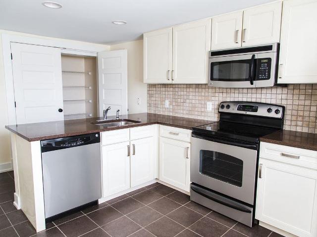 Paradise Flats 2 Bedroom Apartment for Rent at 308 E 34th St, Kansas City, MO 64111 Broadway Gillham