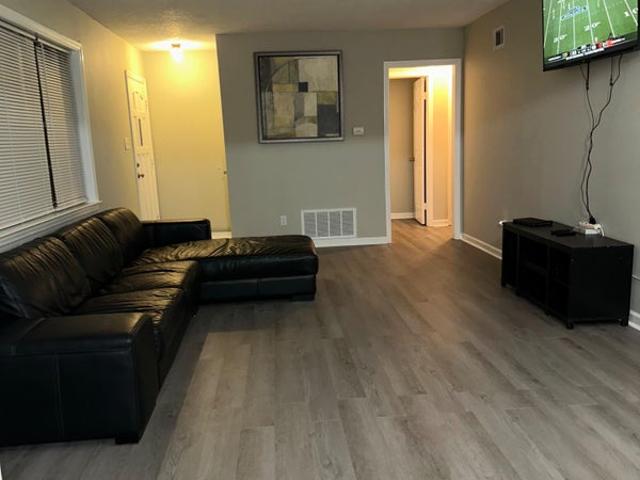 Paradise Park Home, a 10 minute walk to transit st