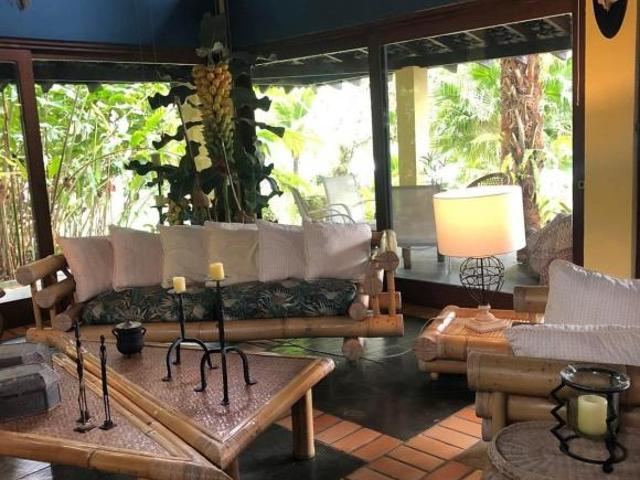 Paradisíaco Praia do Flamengo: Linda propriedade pé na areia com 06 suites, piscina, quadra de Têni