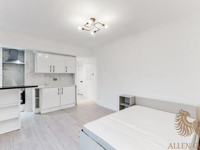 Paramount Court, University Street. Studio to rent £1,800 pcm £415 pw