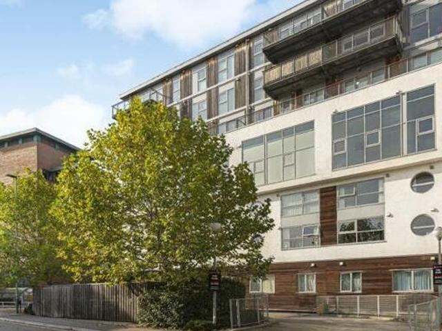 Paramount, Town Centre, 2 Bedroom Apartment