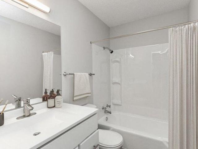 Parc at Creekside 3 Bedroom Apartment for Rent at 9422 Cleveland Ave, Kansas City, MO 64132 Hidden Valley