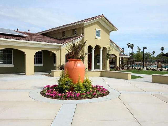 Parc Grove Commons 1 Bedroom Apartment for Rent at 2674 E Clinton Ave, Fresno, CA 93703 McLane