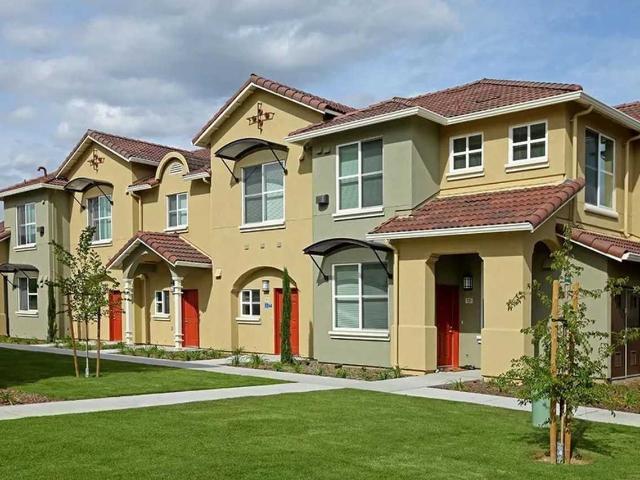 Parc Grove Commons 2 Bedroom Apartment for Rent at 2674 E Clinton Ave, Fresno, CA 93703 McLane