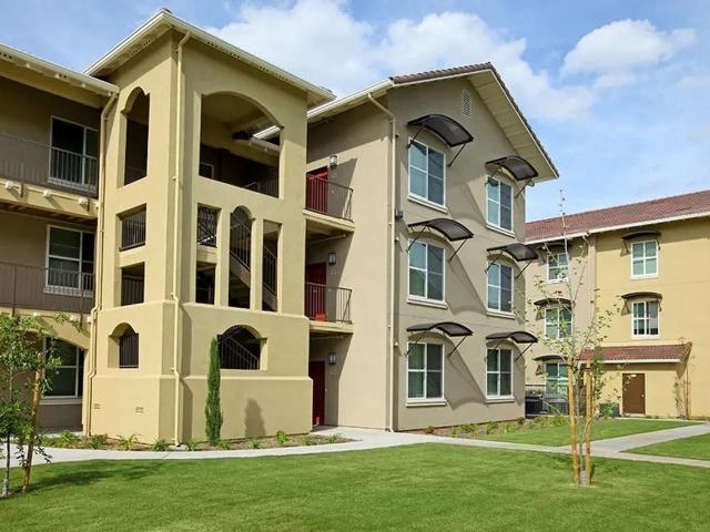 Parc Grove Commons 4 Bedroom Apartment for Rent at 2674 E Clinton Ave, Fresno, CA 93703 McLane