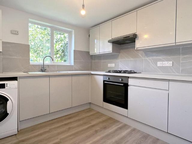 Parish Lane, Penge, London, SE20 2 bed flat to rent £1,900 pcm £438 pw