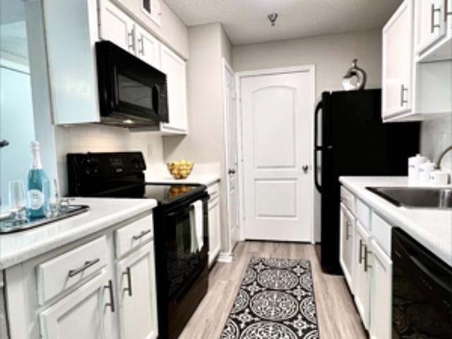 Park on the Square 3 Bedroom Apartment for Rent at 9009 University Pkwy, Pensacola, FL 32514