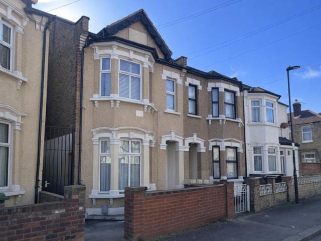 Park Avenue, Barking, IG11 2 bed flat to rent £1,700 pcm £392 pw