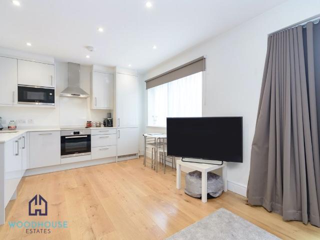 Park Avenue, Bushey WD23, 1 bed flat to rent, £1,450 pcm | PrimeLocation