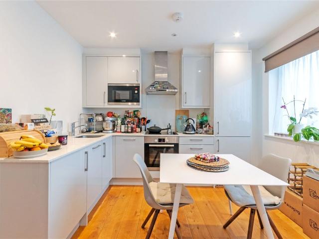Park Avenue, Bushey WD23, 1 bed flat to rent, £1,450 pcm | PrimeLocation