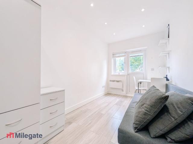 Park Avenue, Egham TW20, Studio to rent, £800 pcm | PrimeLocation