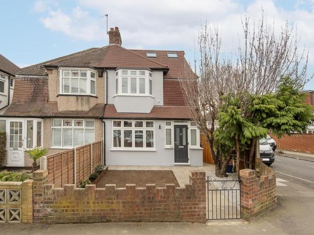 Park Avenue Hounslow TW3 Studio to rent £1,000 pcm £231 pw