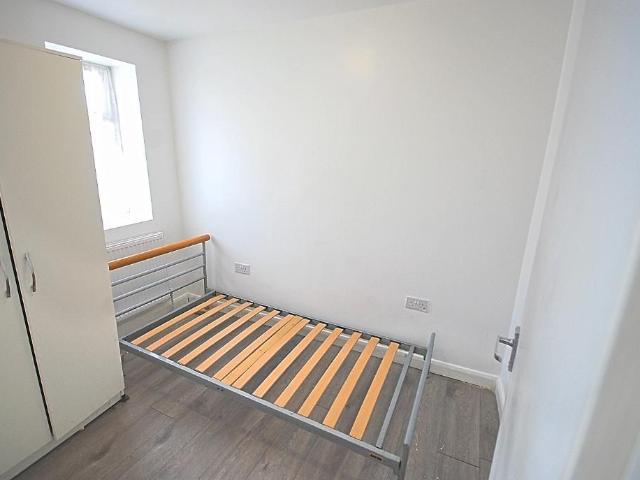 Park Avenue, London NW10, 1 bed flat to rent, £1,400 pcm | PrimeLocation