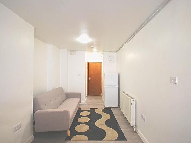 Park Avenue, London NW10, 1 bed flat to rent, £1,400 pcm | PrimeLocation
