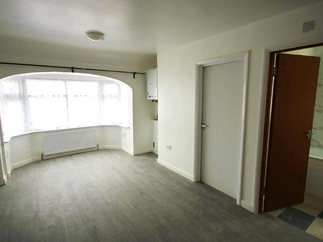 Park Avenue, London NW10, 1 bed flat to rent, £1,400 pcm | PrimeLocation