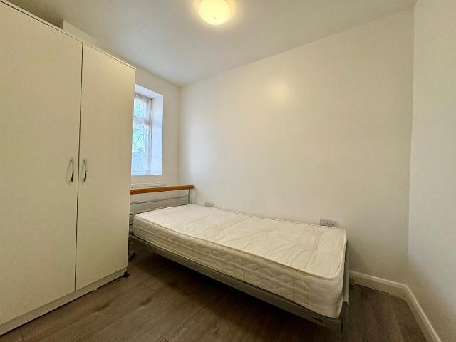 Park Avenue, London NW10, Studio to rent, £1,300 pcm | PrimeLocation