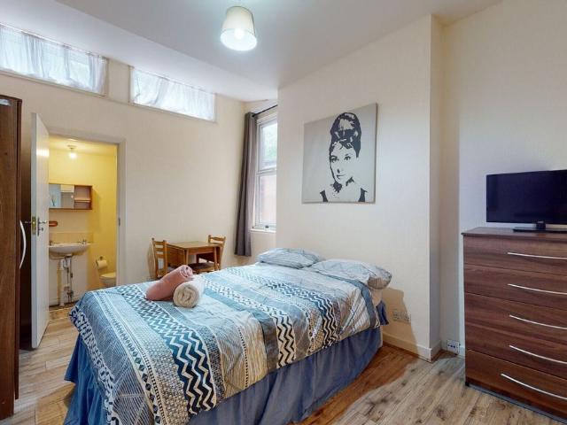 Park Avenue, London NW2, Studio to rent, £1,200 pcm | PrimeLocation