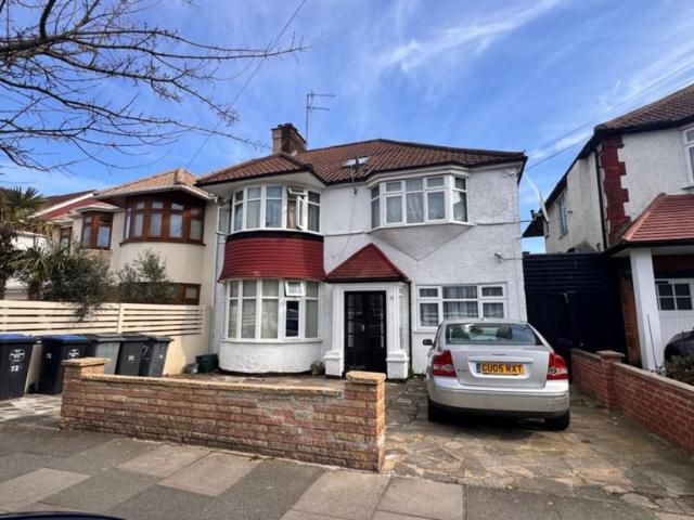 Park Avenue North, Willesden Green, NW10 Studio to rent £1,348 pcm £311 pw