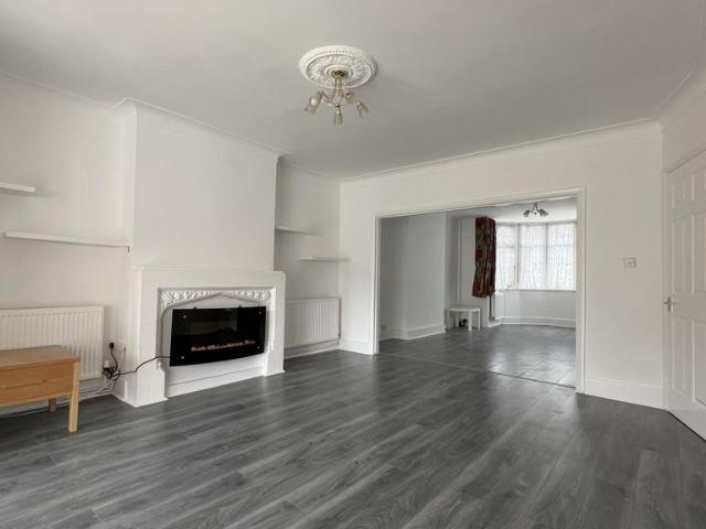 Park Avenue North, London, NW10 5 bed semi detached house to rent £4,500 pcm £1,038 pw