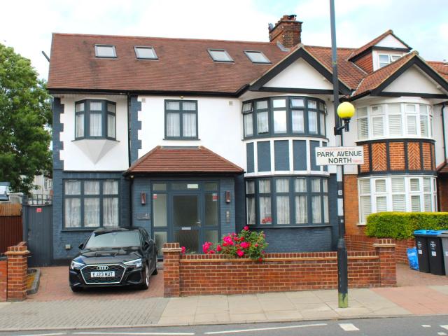 Park Avenue North, London NW10, 1 bed flat to rent, £1,700 pcm | PrimeLocation