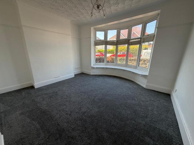 Park Avenue, Porthcawl CF36, 2 bed flat to rent, £1,200 pcm | PrimeLocation