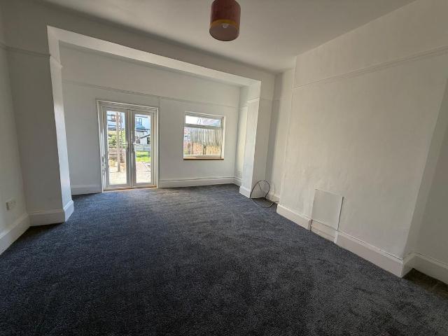 Park Avenue, Porthcawl CF36, 3 bed flat to rent, £1,200 pcm | PrimeLocation