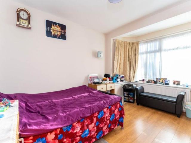 Park Avenue, Southall UB1, 4 bed terraced house to rent, £3,000 pcm | PrimeLocation