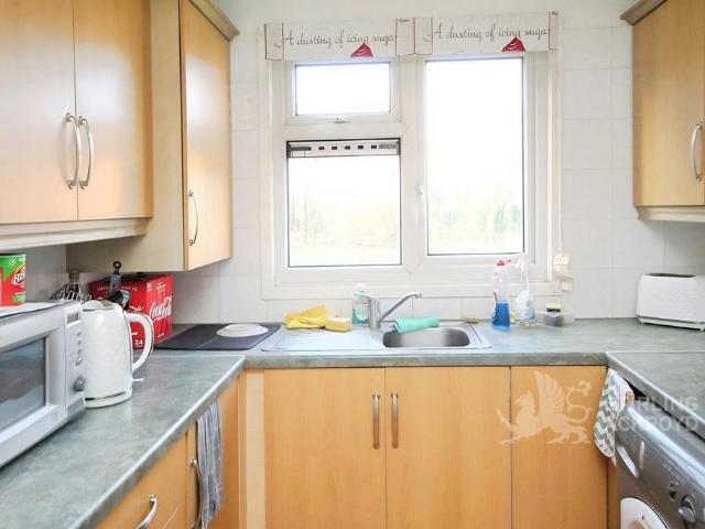 Park Barn Drive, Guildford, Surrey, GU2 3 bed apartment to rent £2,300 pcm £531 pw