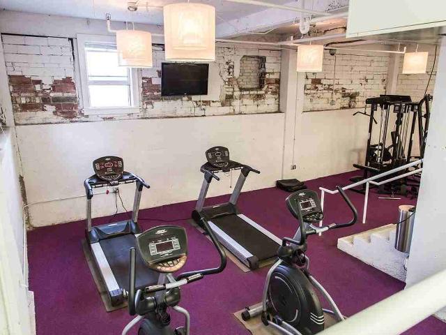 Park Central Studio Apartment for Rent at 300 E Armour Blvd, Kansas City, MO 64111 Broadway Gillham